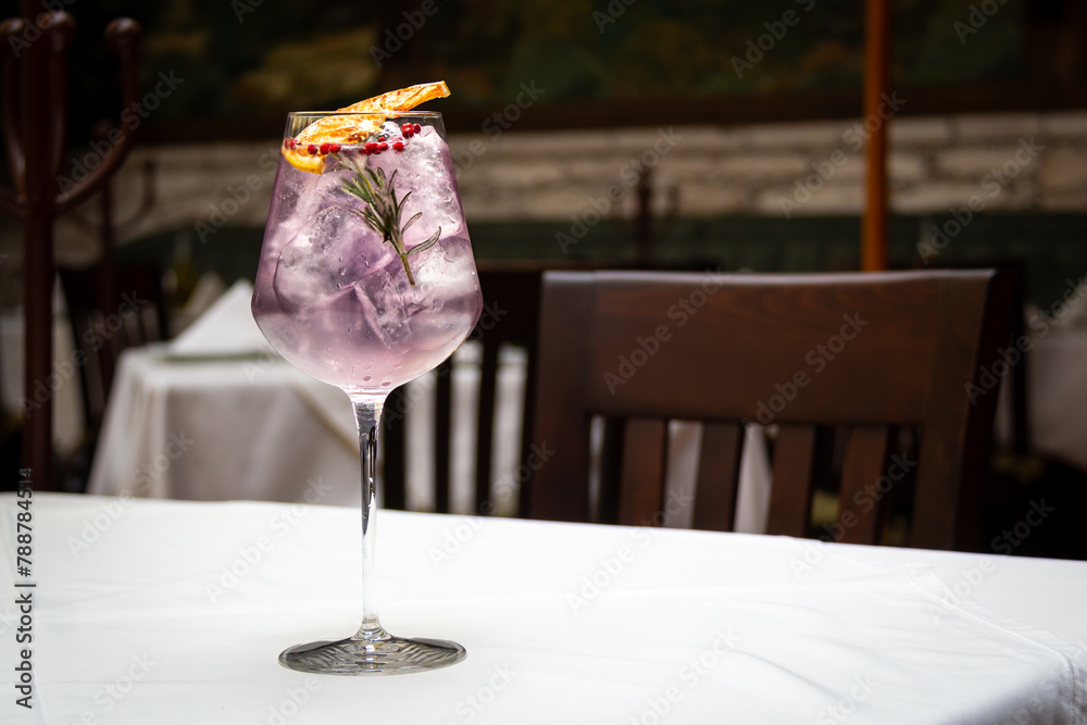 Ginebra gin en una copa de vidrio sobre mesa blanca dentro de ...