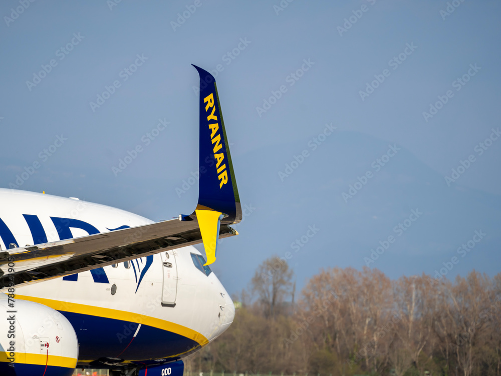 Ryanair Boeing 737 800 split-tip winglet also called split-scimitar ...