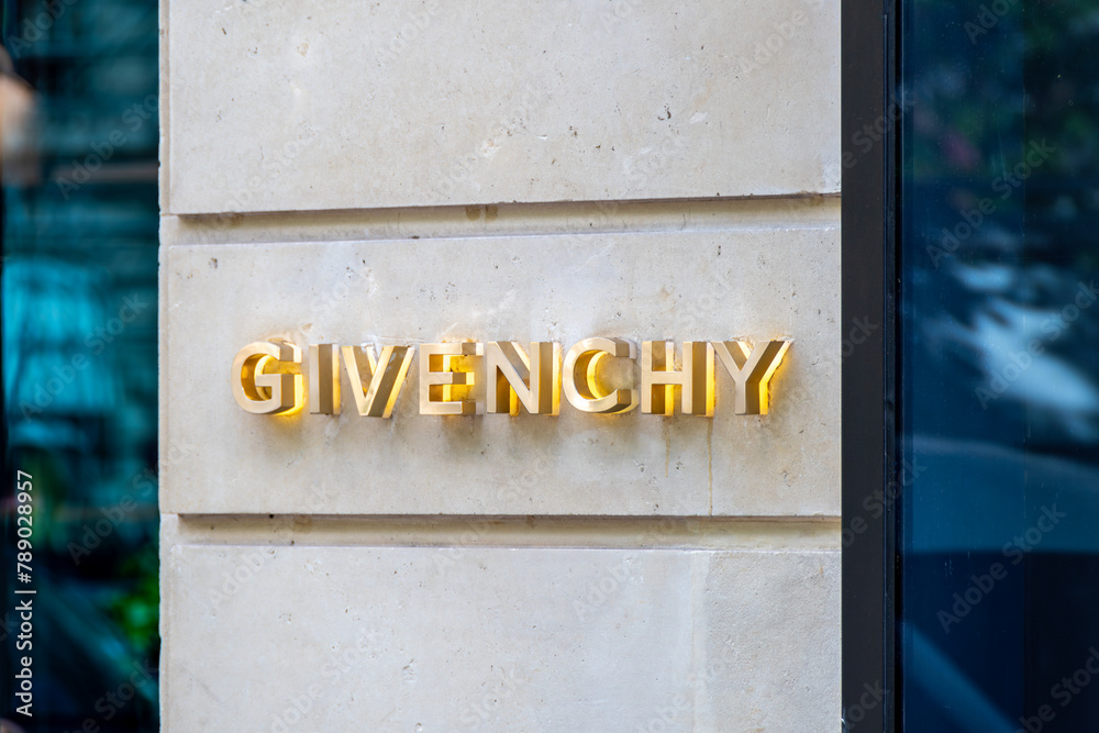 Paris, France - 18 avril 2024: Enseigne et logo d'une boutique Givenchy ...