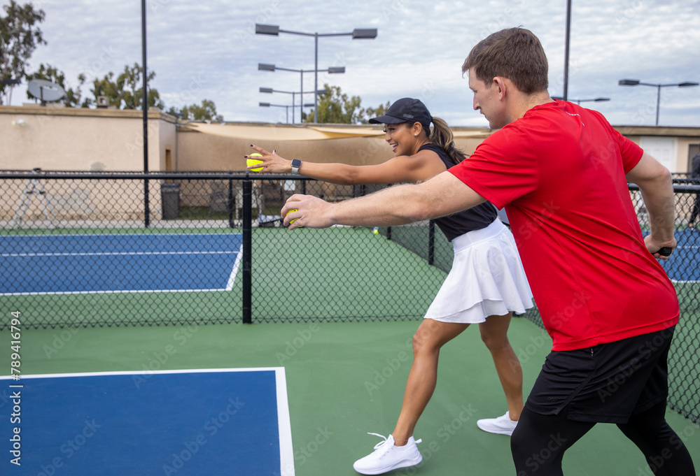 Female pickleball coach teaches her male student how to be a better ...