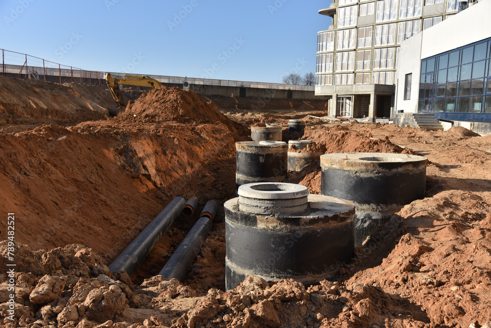 Foto de `Storm sewer pipes laying. Building construction on ...