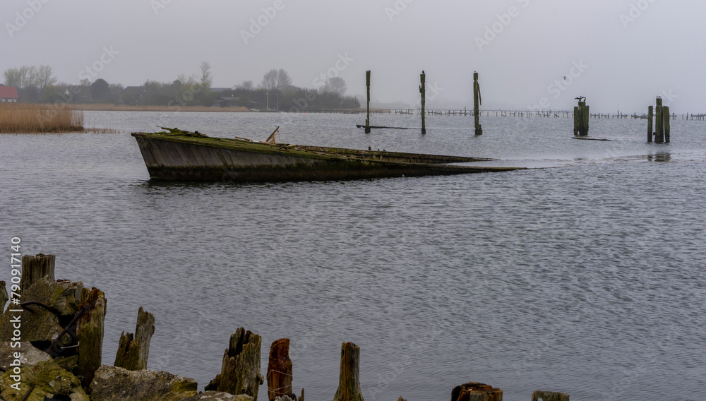 Schiffsbug im Bodden, Dranske, Rügen, Mecklenburg-Vorpommern ...