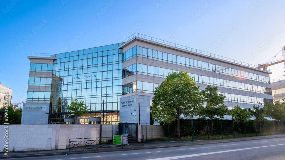 Poissy, France - 21 avril 2024: Vue extérieure du siège social français ...