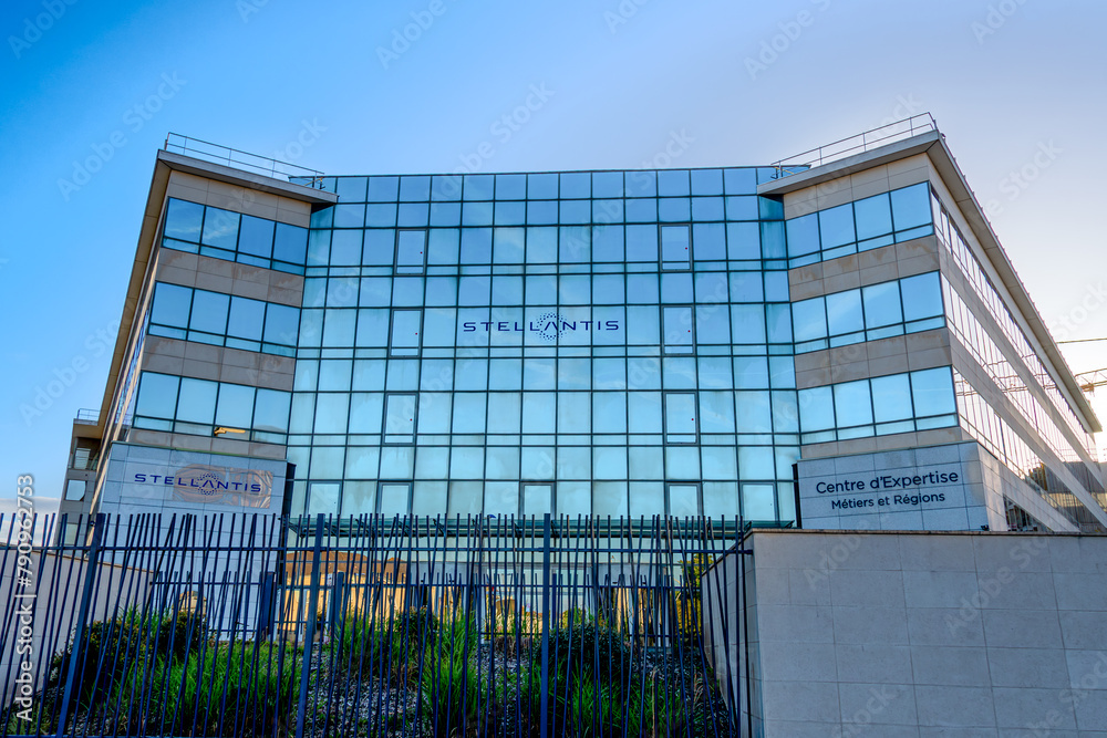 Poissy, France - 21 avril 2024: Vue extérieure du siège social français ...