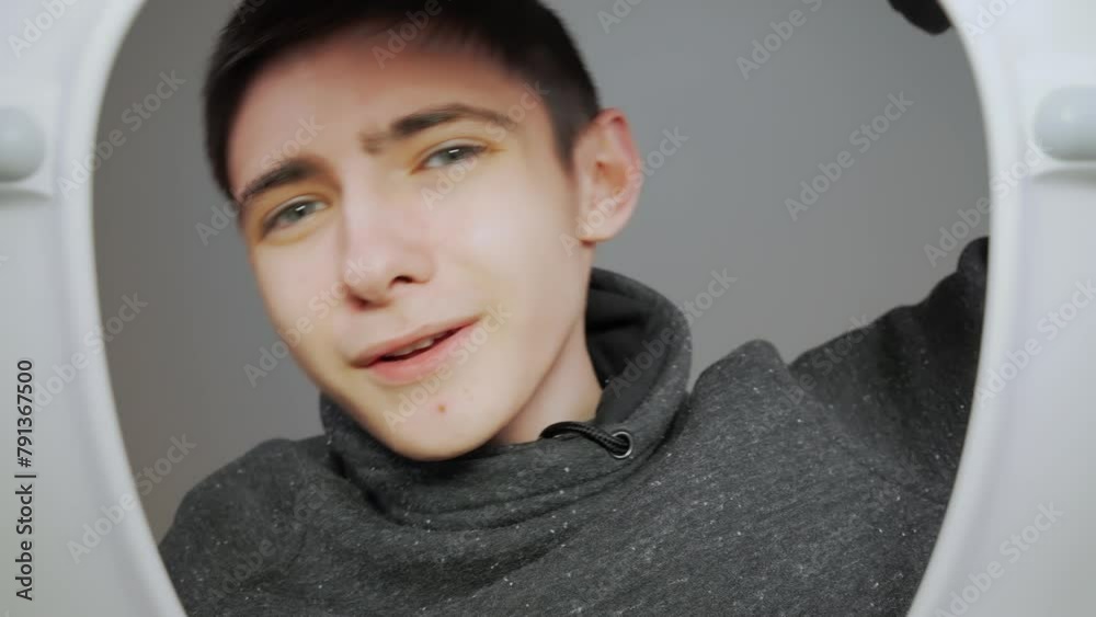 Vidéo Stock Plumber boy opening toilet lid for unclog toilet without plunger. Teenager thinking ...