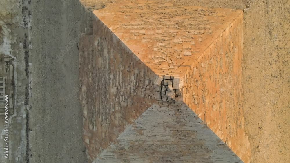 Vidéo Stock The bird's-eye perspective of the magnificent Great Pyramid ...