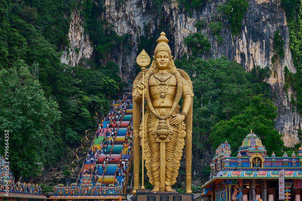 The main Entrance to Batu Caves and the Murugan statue (The Hindu god ...