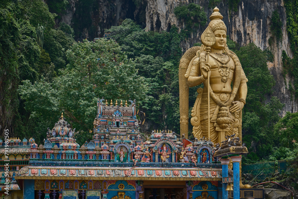 The main Entrance to Batu Caves and the Murugan statue (The Hindu god ...