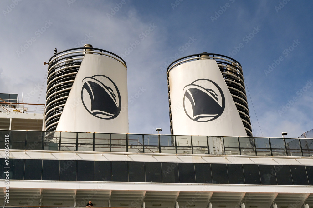 Foto de Fort Lauderdale, Florida, USA - 3 December 2023: Twin funnels ...