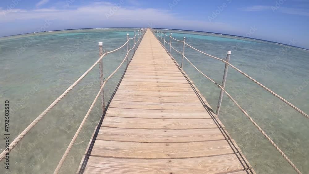 Vidéo Stock Holz Steg führt vom Strand zum Meer - Urlaub in Ägypten ...