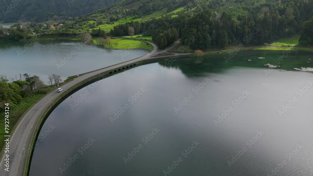 Vidéo Stock Car crossing Lagoa das Sete Cidades bridge on São Miguel ...