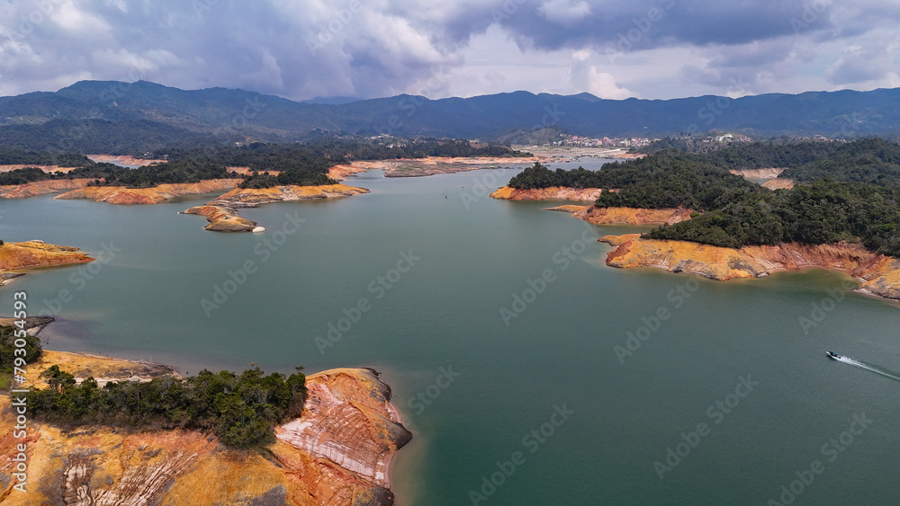 Fotka „Foto aérea tomada en la represa de Guatapé, se observa el bajo ...