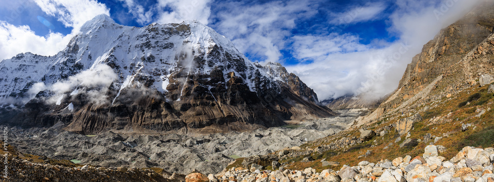 Panorama view of Ramthang Chang mountain (6,802m) and Kanchenjunga ...