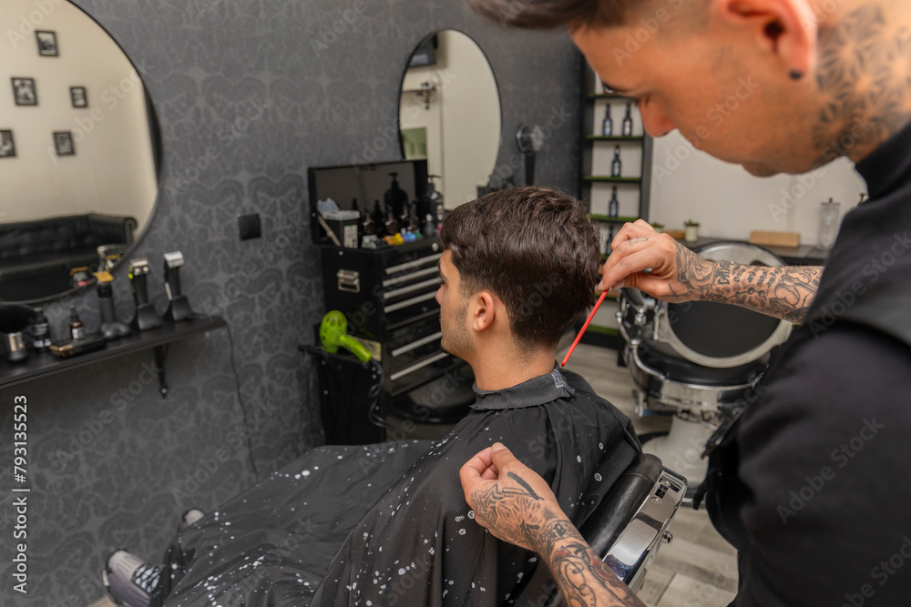 peluquero,barbero tatuado cortando el pelo , la barba y el bigote a un ...