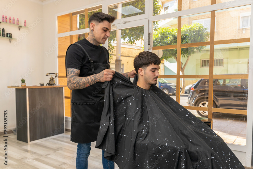 peluquero,barbero tatuado cortando el pelo , la barba y el bigote a un ...