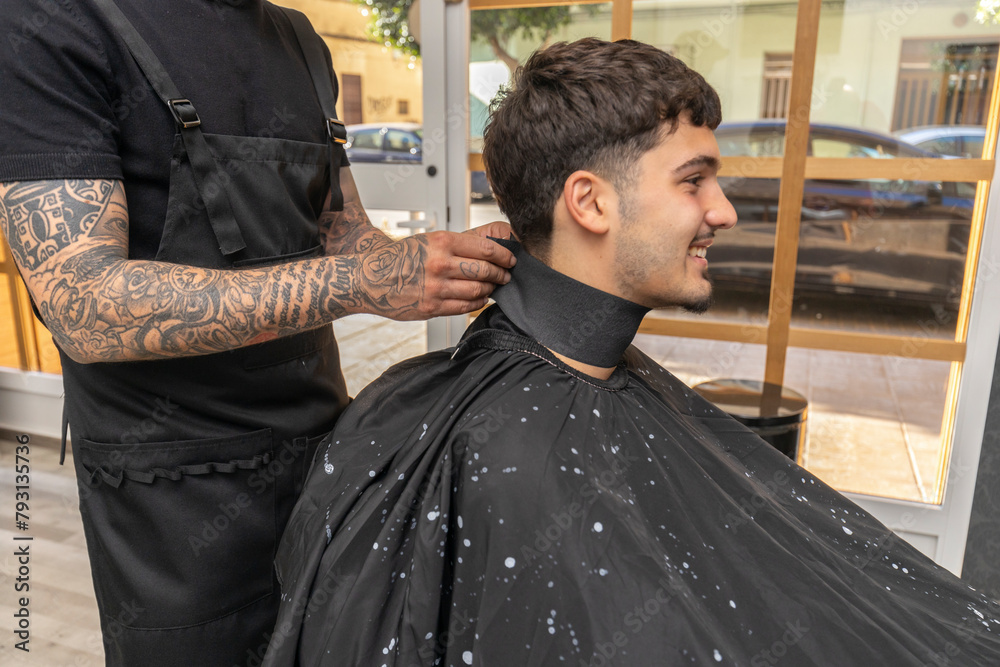 peluquero,barbero tatuado cortando el pelo , la barba y el bigote a un ...