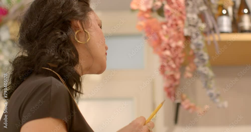 Vidéo Stock Close-up portrait of woman speaking with enthusiasm. Facial ...