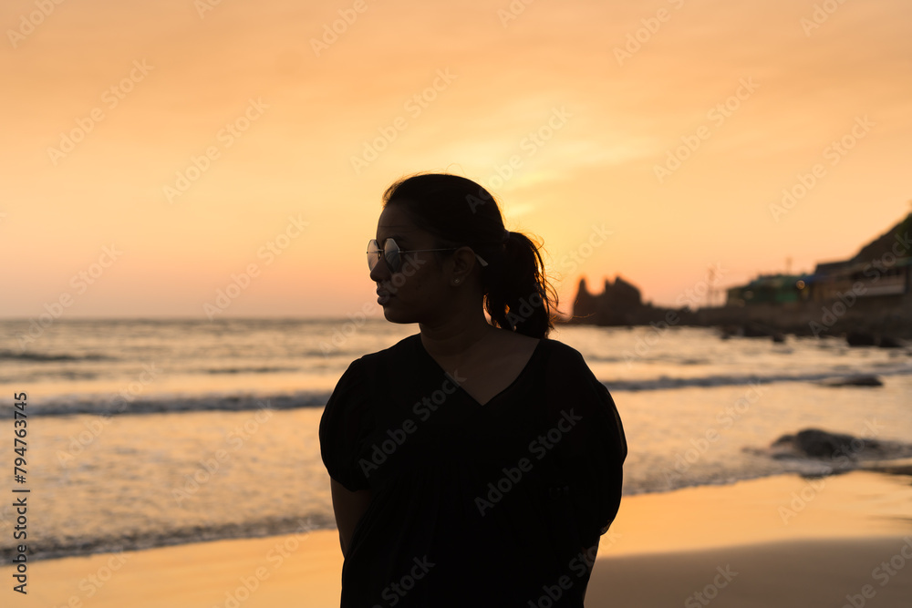 Foto de Beautiful young Indian woman Enjoying the beautiful sunset at ...