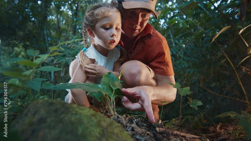Vidéo Stock Family science. Adult man with kid sit in the tropical ...