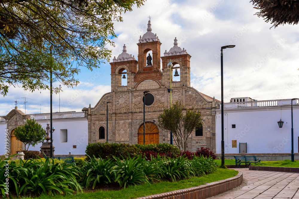 Iglesia la Catedral de Riobamba y parque Sucre, cielo despejado Stock ...