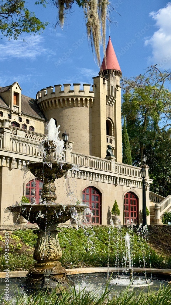 Castelo de conto de fadas. Construção antiga com gramado e jardim ...