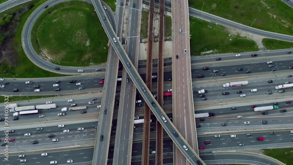 Vidéo Stock Urban sprawl and traffic flow from above, showcasing city ...