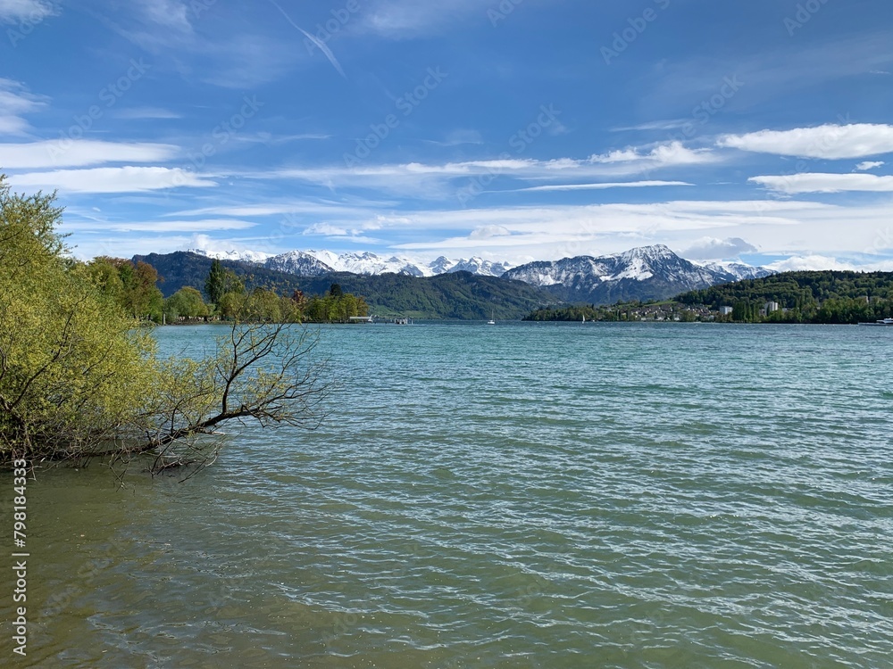 Vierwaldstättersee - Seepromenade vom Ufer der Stadt Luzern - mit Berge ...