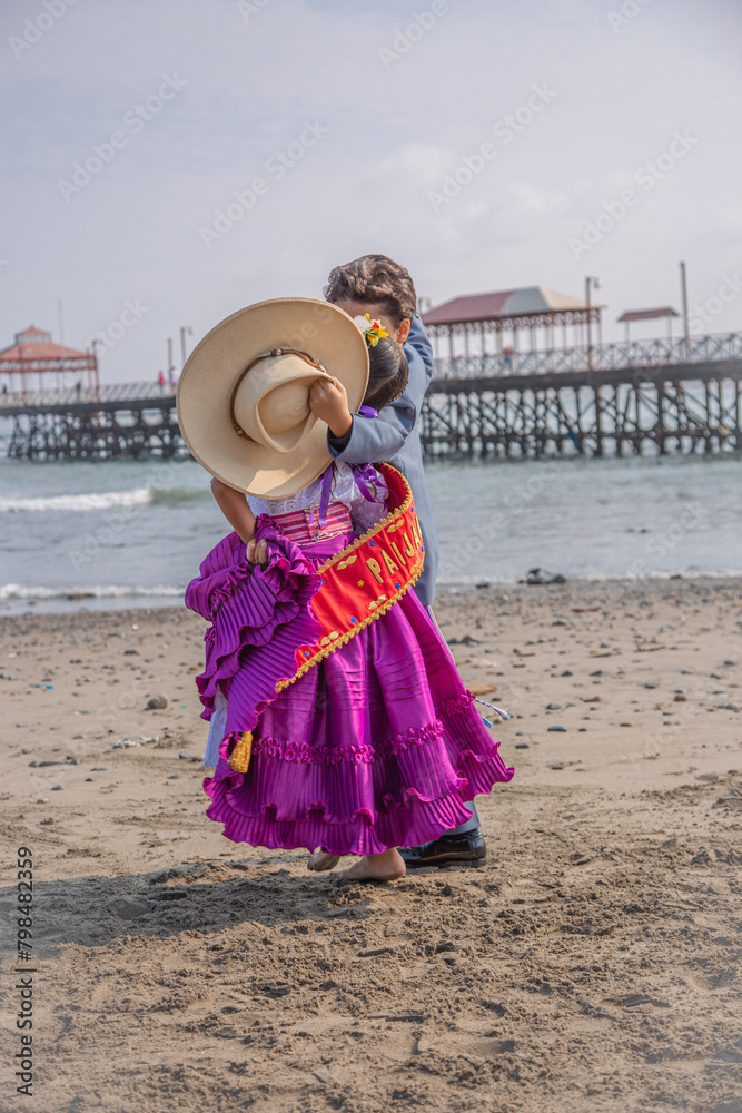 Young marinera dancers peruvian traditional dance Marinera dancers ...