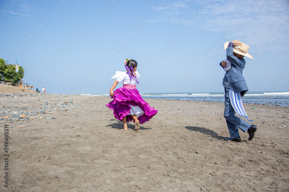 Young marinera dancers peruvian traditional dance Marinera dancers ...