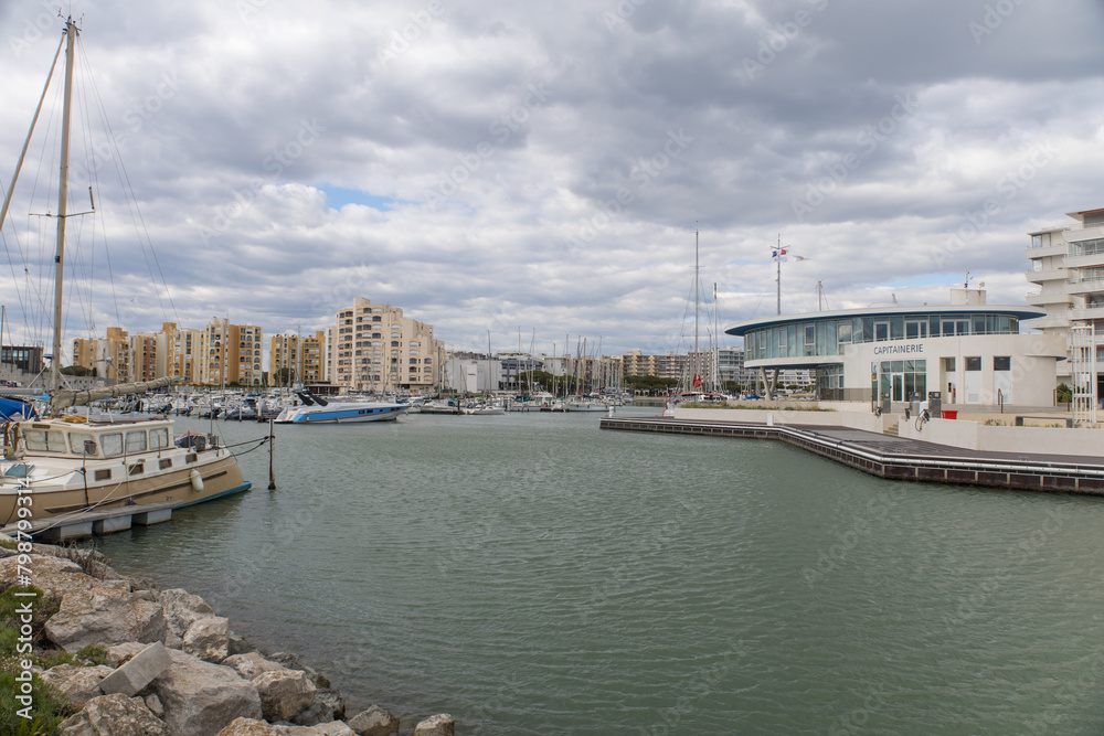 Port Carnon est situé au cœur de la station balnéaire de Carnon sur la ...