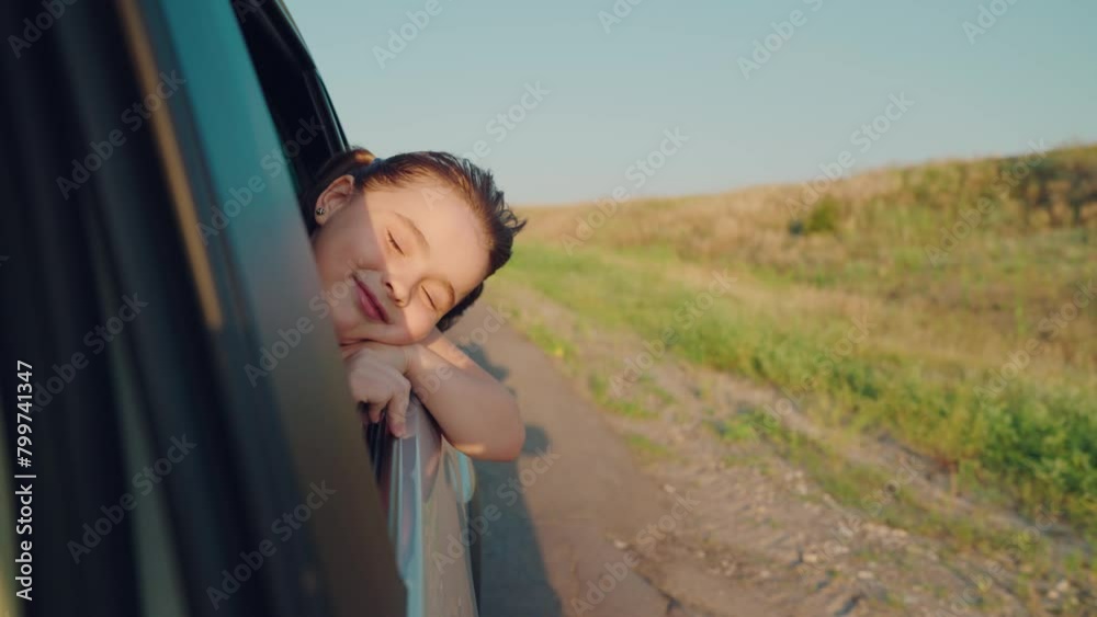 Vídeo do Stock: child girl face looks smiling from car out window, wind ...