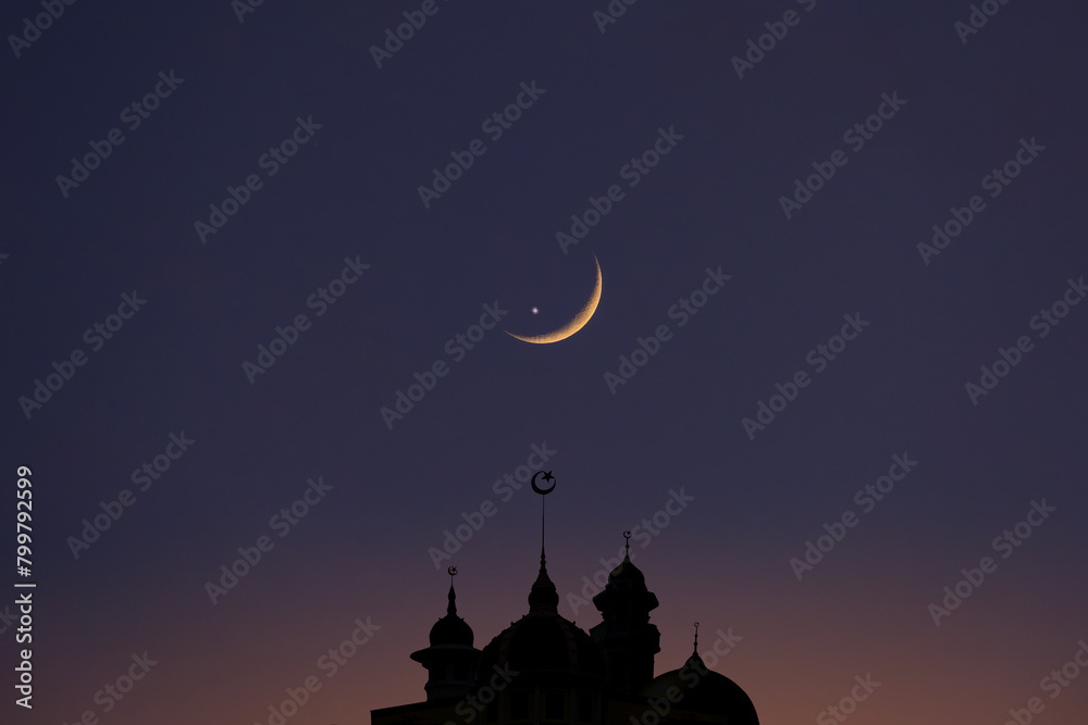 Foto de Night sky with crescent moon and stars of Ramadan sky. Mosque ...