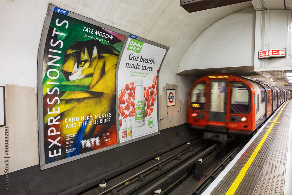 Platform of Marble Arch tube station, is served by the Central line ...