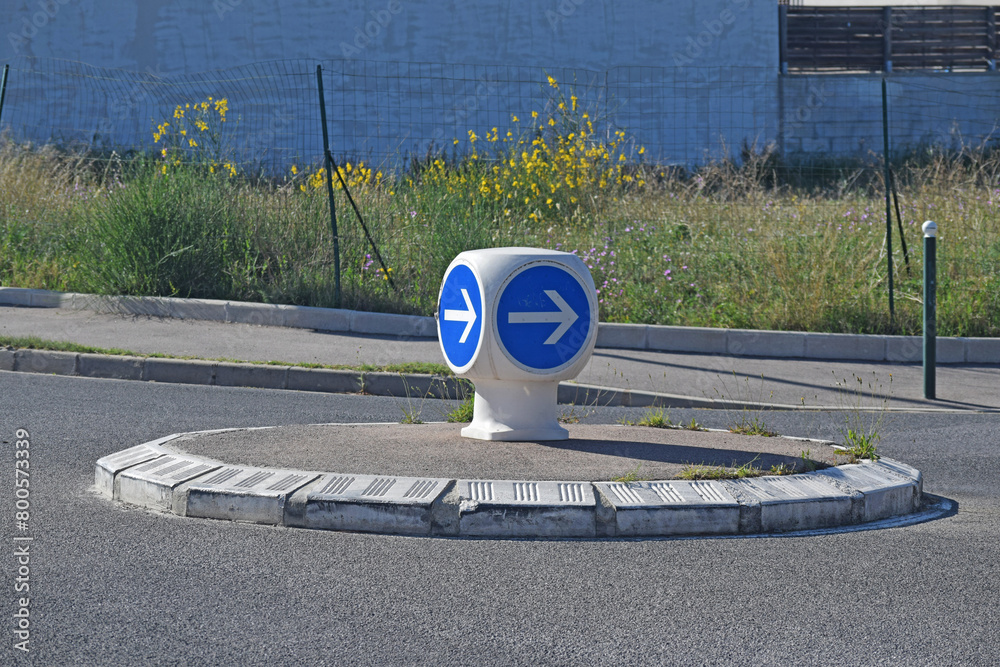 Panneaux de signalisation sur un cube à 4 faces implanté au centre d'un ...
