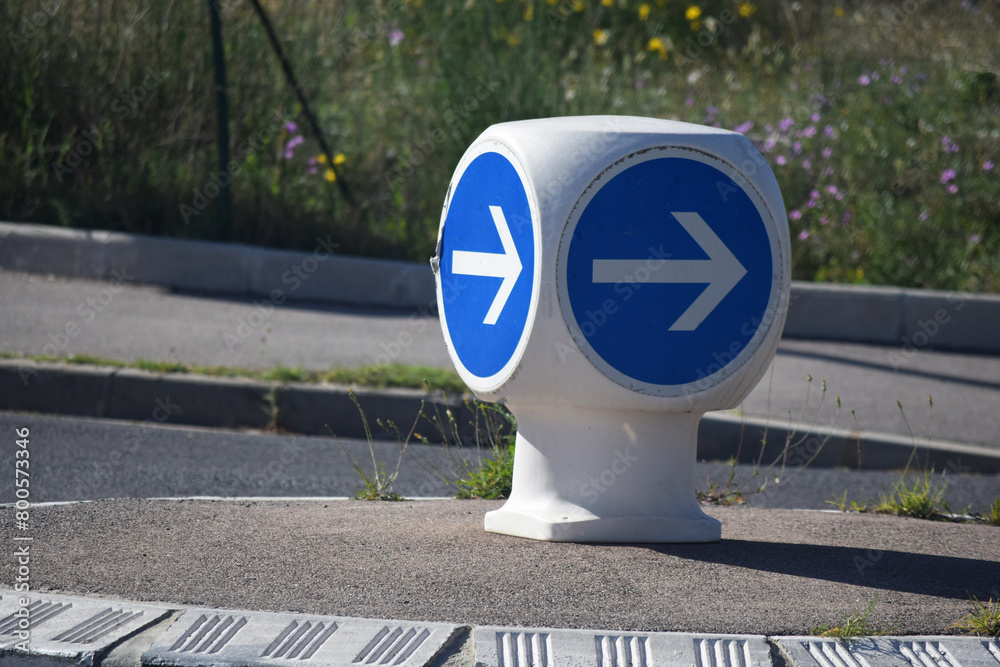 Panneaux de signalisation sur un cube à 4 faces implanté au centre d'un ...