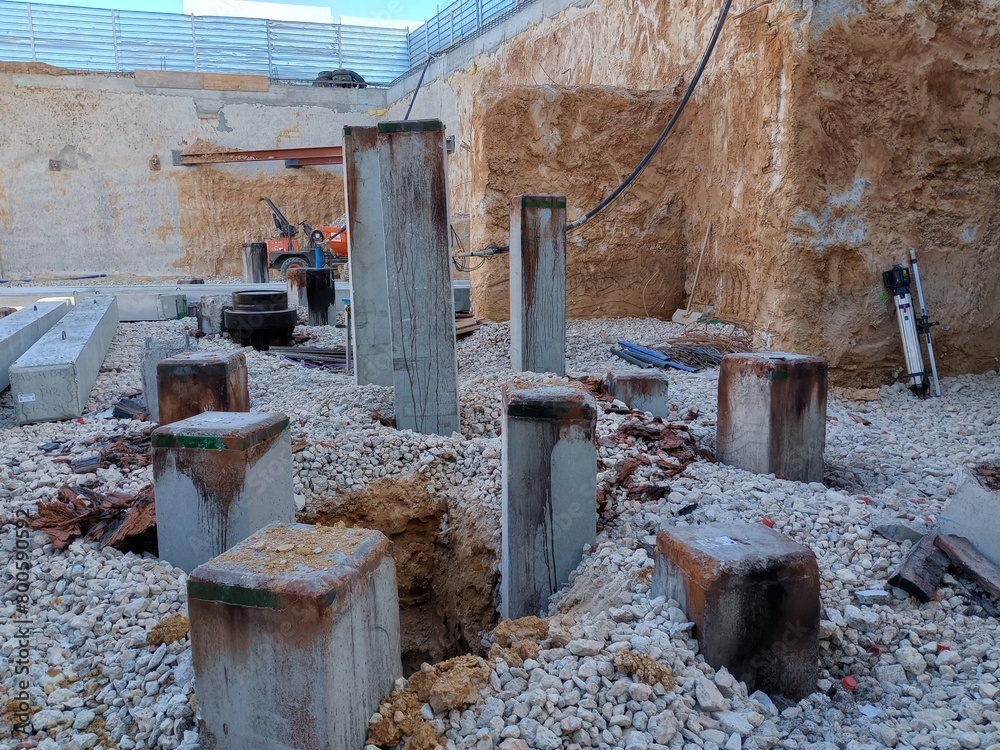 Pilotes de cimentación en obra de construcción Stock Photo | Adobe Stock