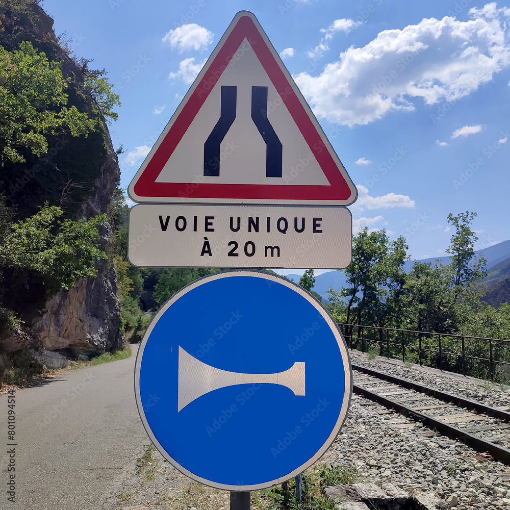 panneau de signalisation route étroite Stock Photo | Adobe Stock