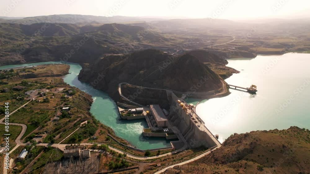 Vidéo Stock Hydroelectric dam on the river, water discharge from the ...