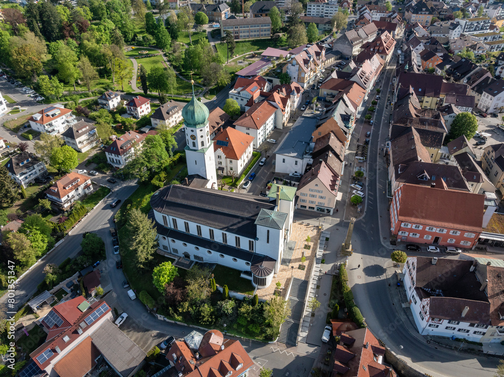 Luftbild von der Stadt Stockach mit der Kirche St. Oswald in der ...