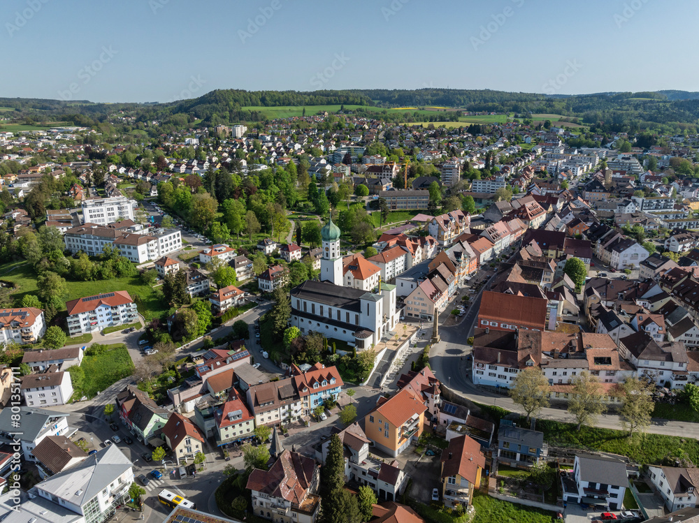 Luftbild von der Stadt Stockach mit der Kirche St. Oswald in der ...