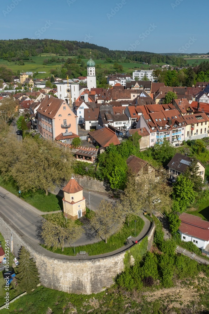 Luftbild von der Stadt Stockach mit der Kirche St. Oswald in der ...