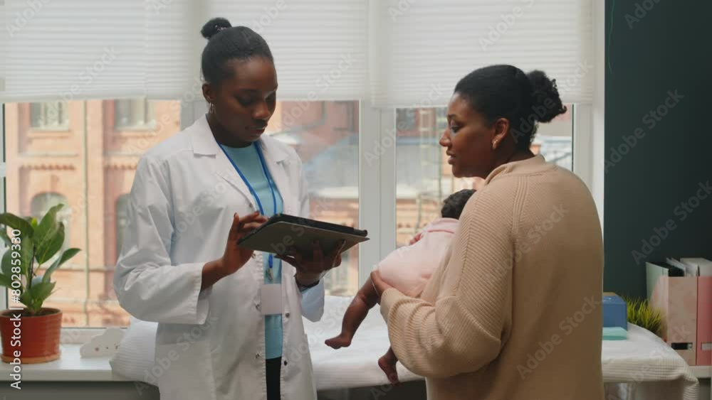 Vidéo Stock Medium shot of young Black female pediatrician giving ...