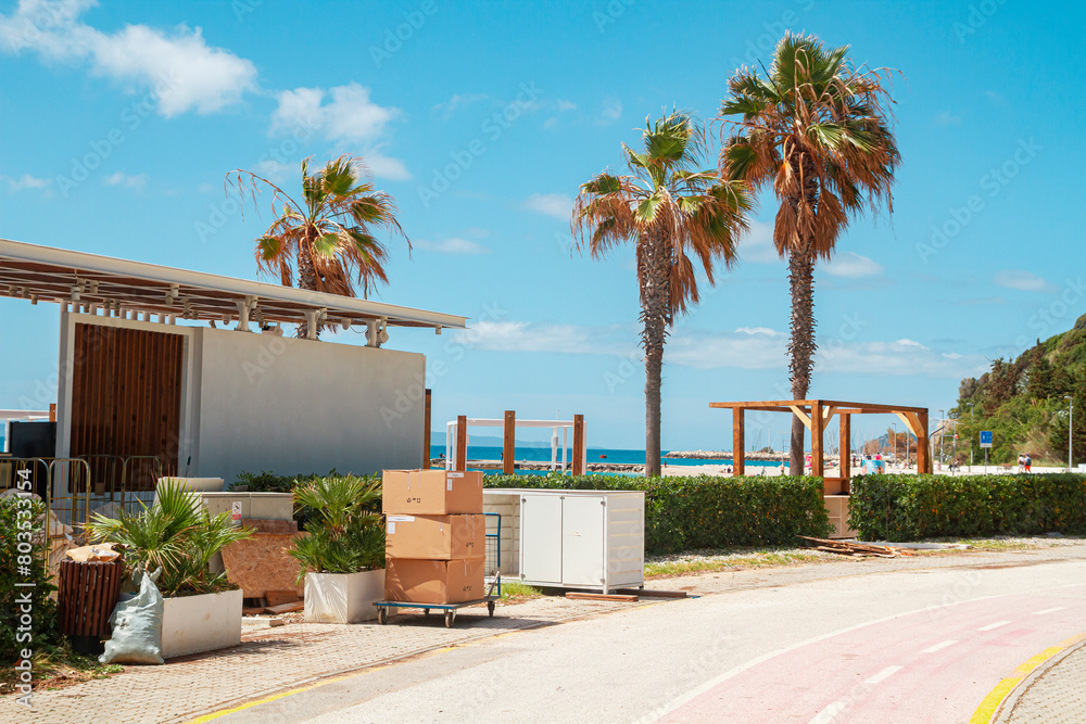 Foto de Construction of a beach bar next to sea in Split, Croatia ...