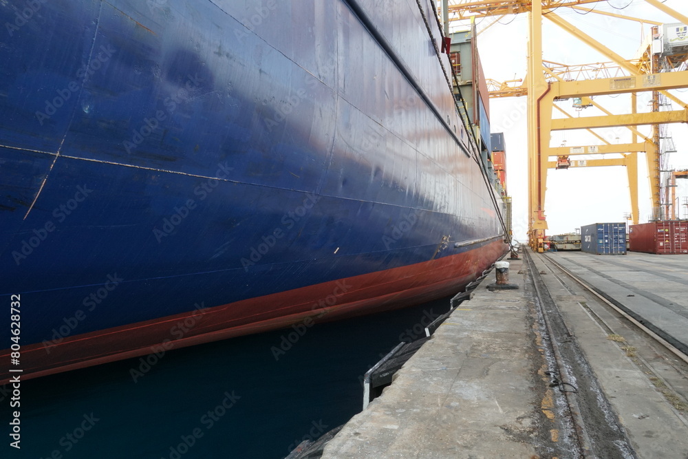 Foto de Blue hull of container vessel moored in port of Bridgetown ...