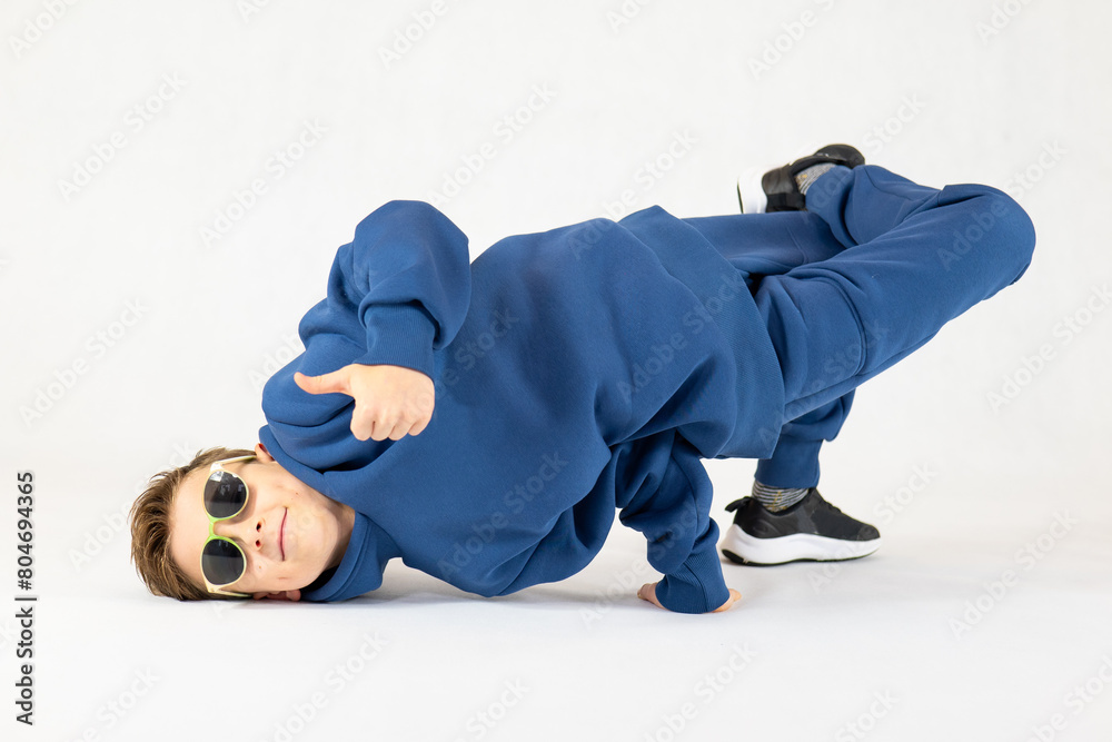 Boy in breakdancing position.Hip hop dance. Bboying basics. Boy in a ...