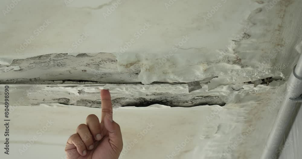 Vidéo Stock Male finger is peeling paint on ceiling, Office building or ...
