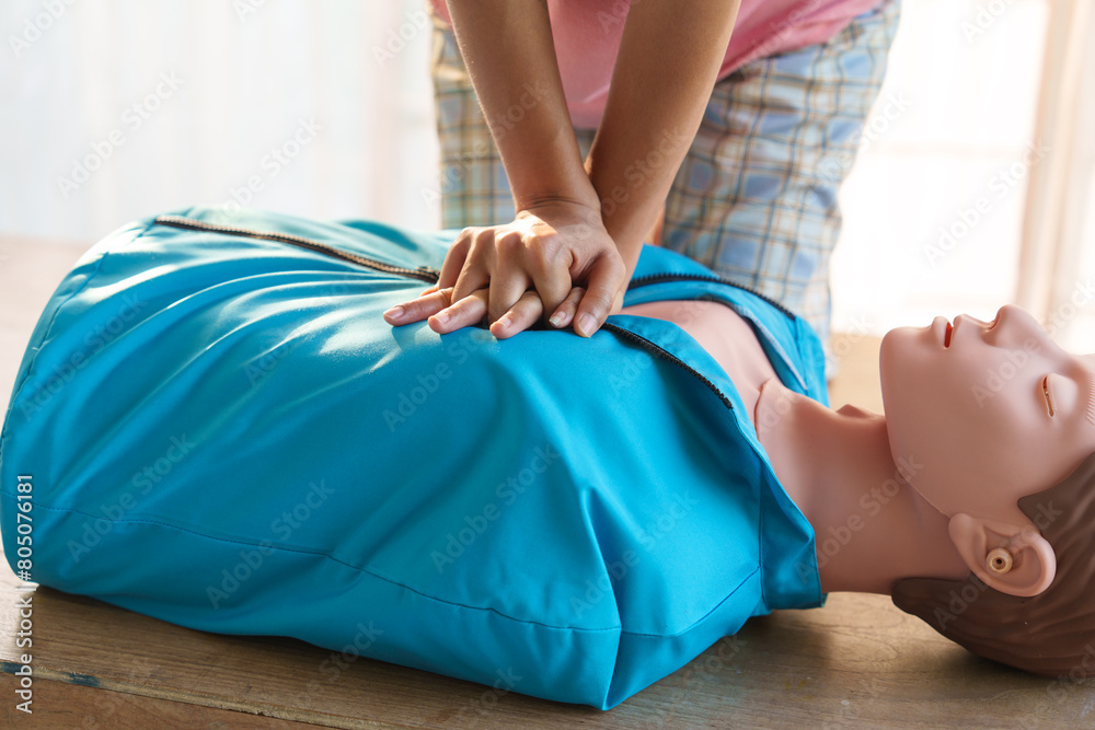 Foto de Close-up of young Asian female hands performing cardiopulmonary ...