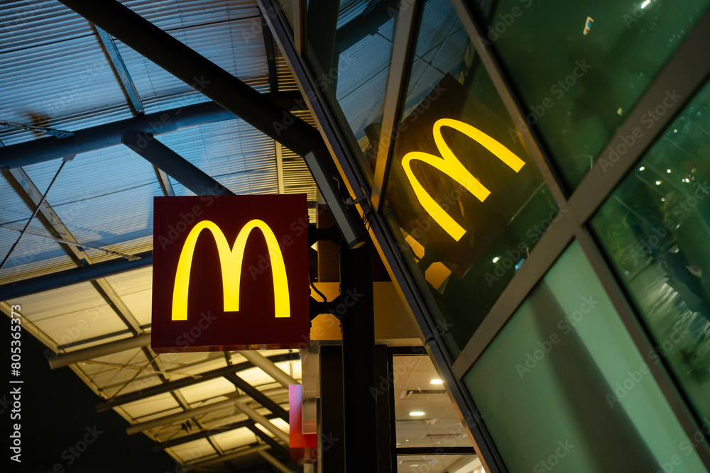 Foto de PENANG, MALAYSIA - AUGUST 14, 2023: McDonald's logo close up at ...