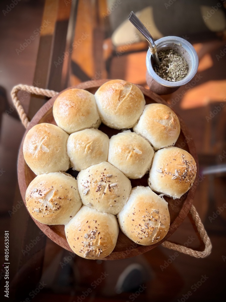Bollos de pan casero en una fuente de madera listos para tomar con un ...