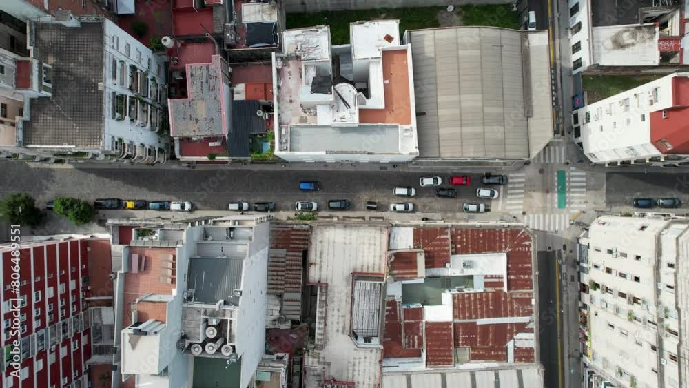 Auto azul llega a semáforo y se pone detrás de la fila de autos. Vista ...